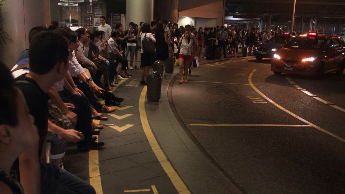 Gallery: Defective trains cause two-hour disruption on North South Line ...