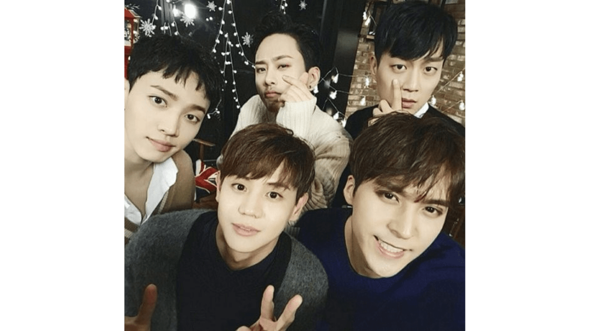 BEAST′s Yong Jun Hyung Shares Wintery Selfie of the Group - 8days