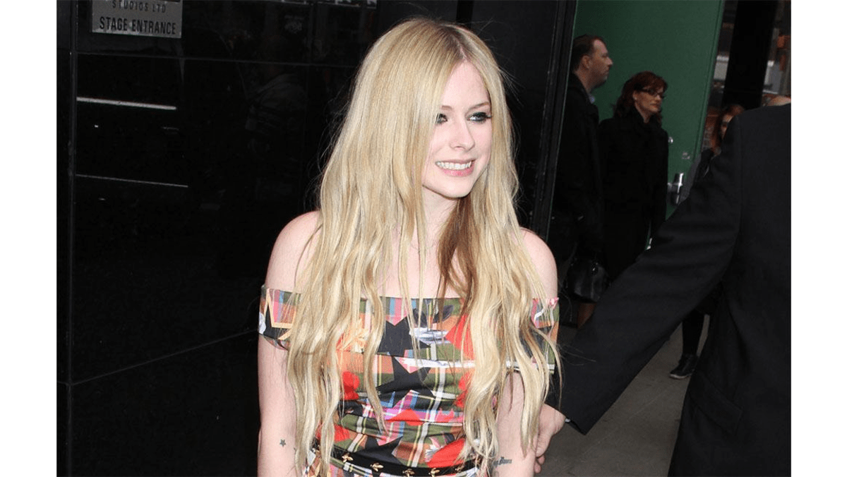 Avril Lavigne 'accepted death' - 8days