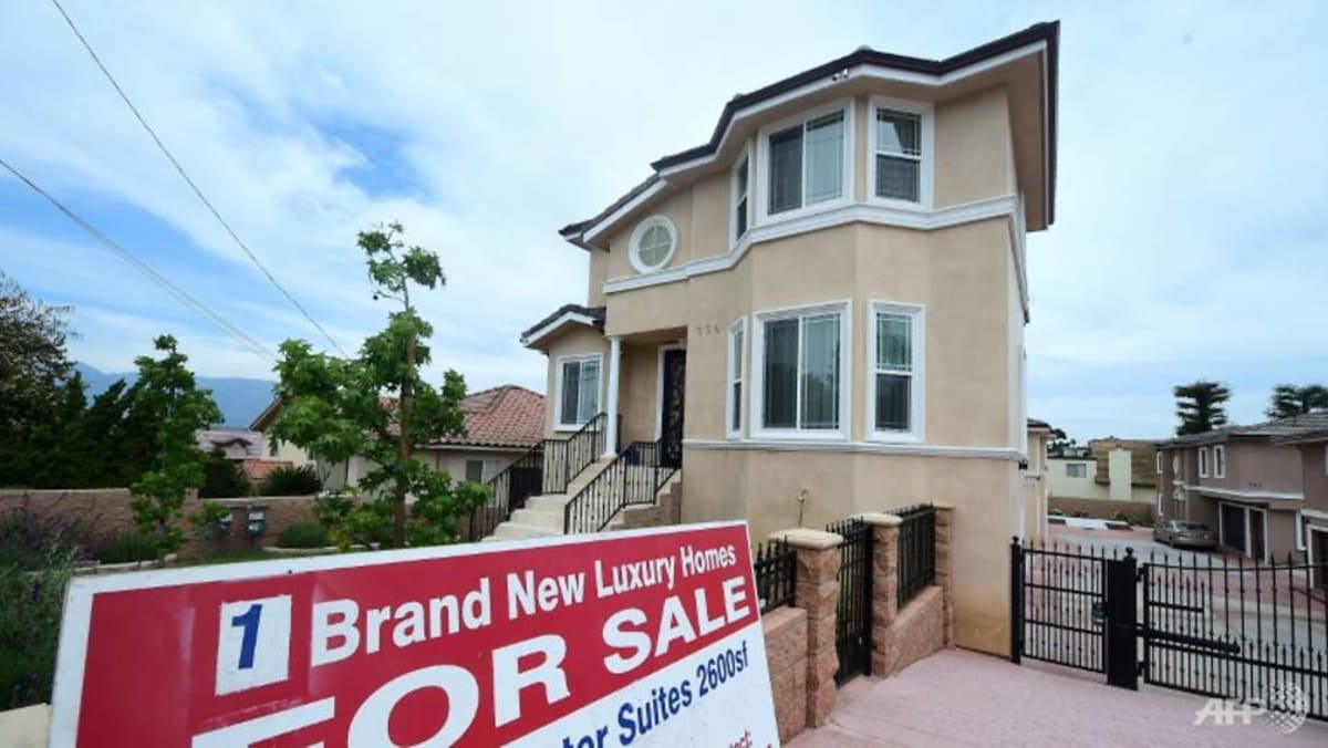 US new home sales fall unexpectedly as low mortgage rates lend support ...