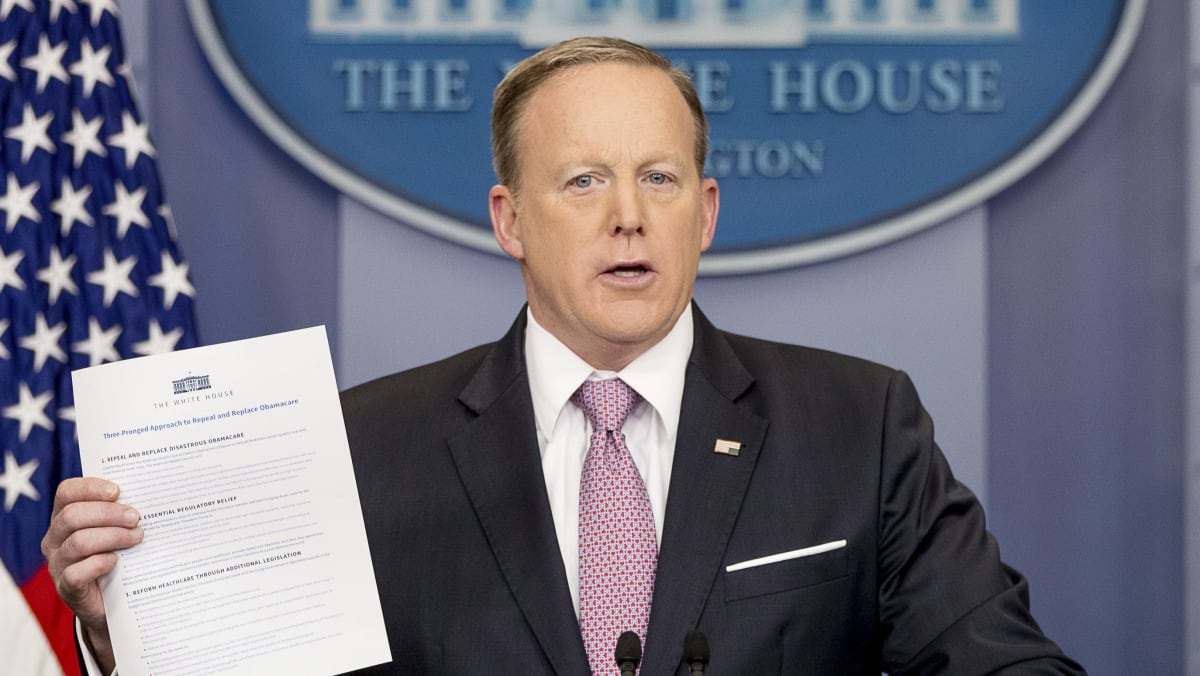 Woman questions Spicer at DC Apple store, tweets video - TODAY