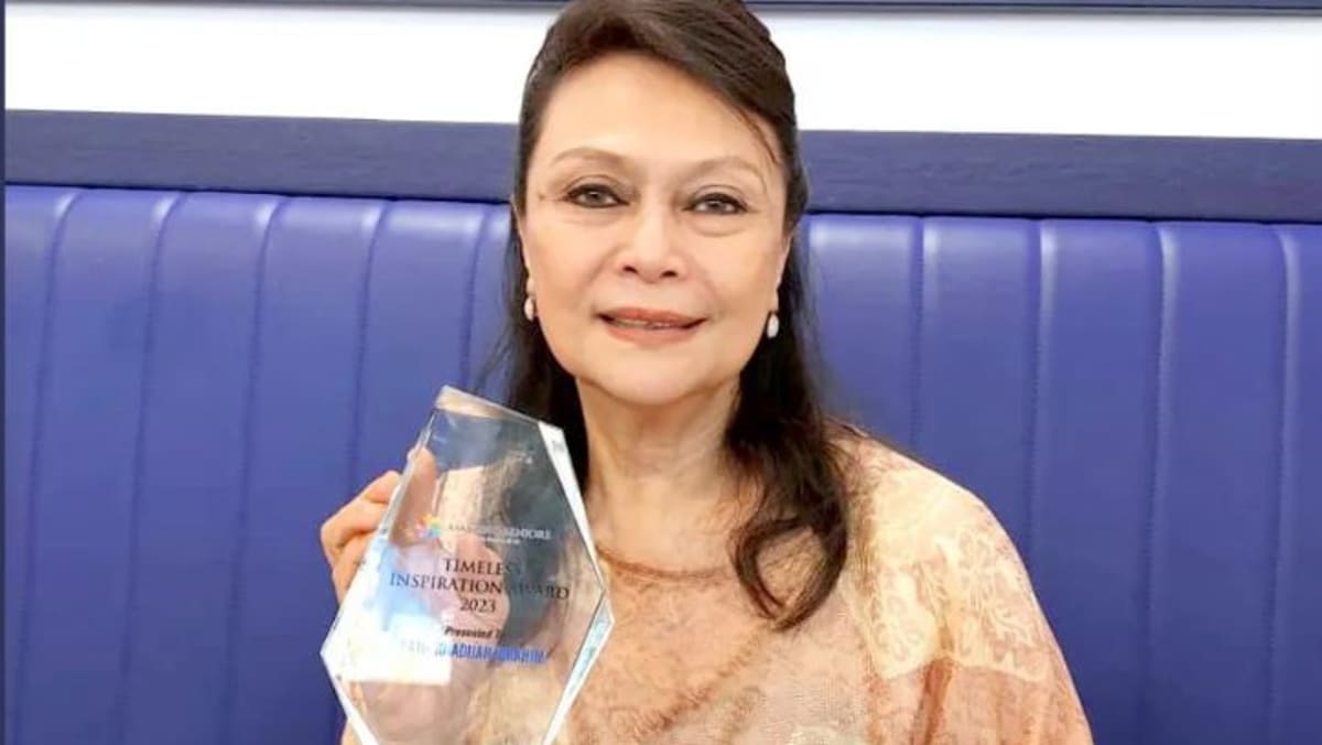 Khadijah Ibrahim terima Anugerah Inspirasi Sepanjang Zaman - BERITA Mediacorp