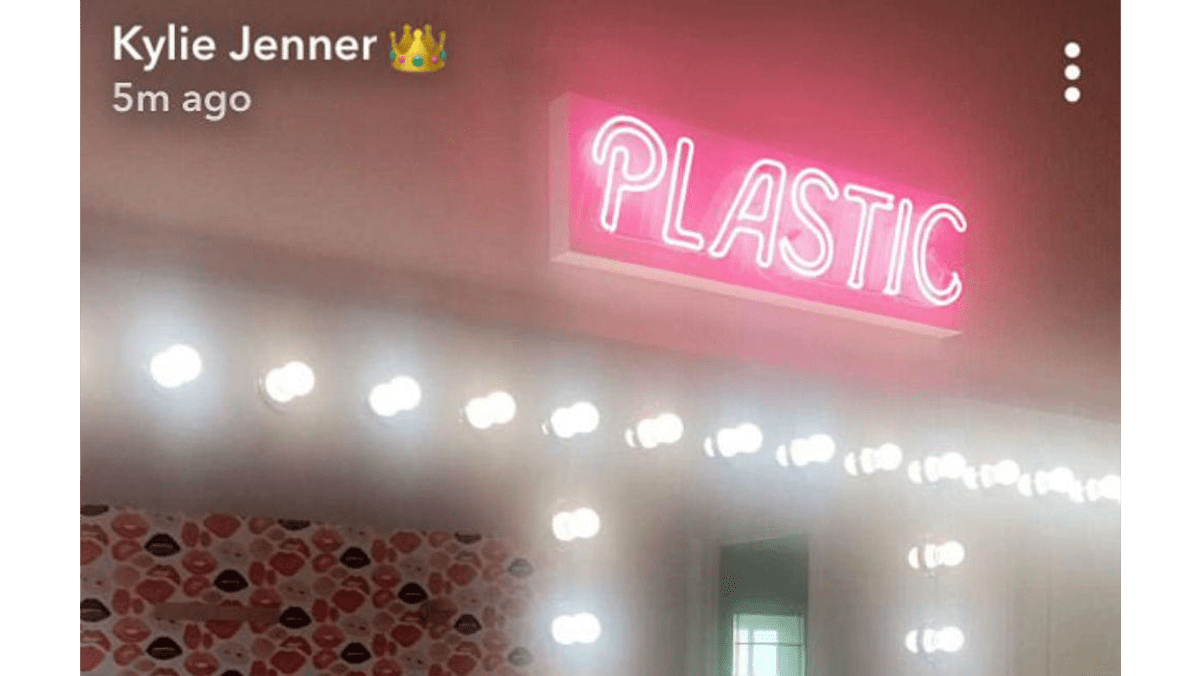 Kylie Jenner's 10k sign - 8days