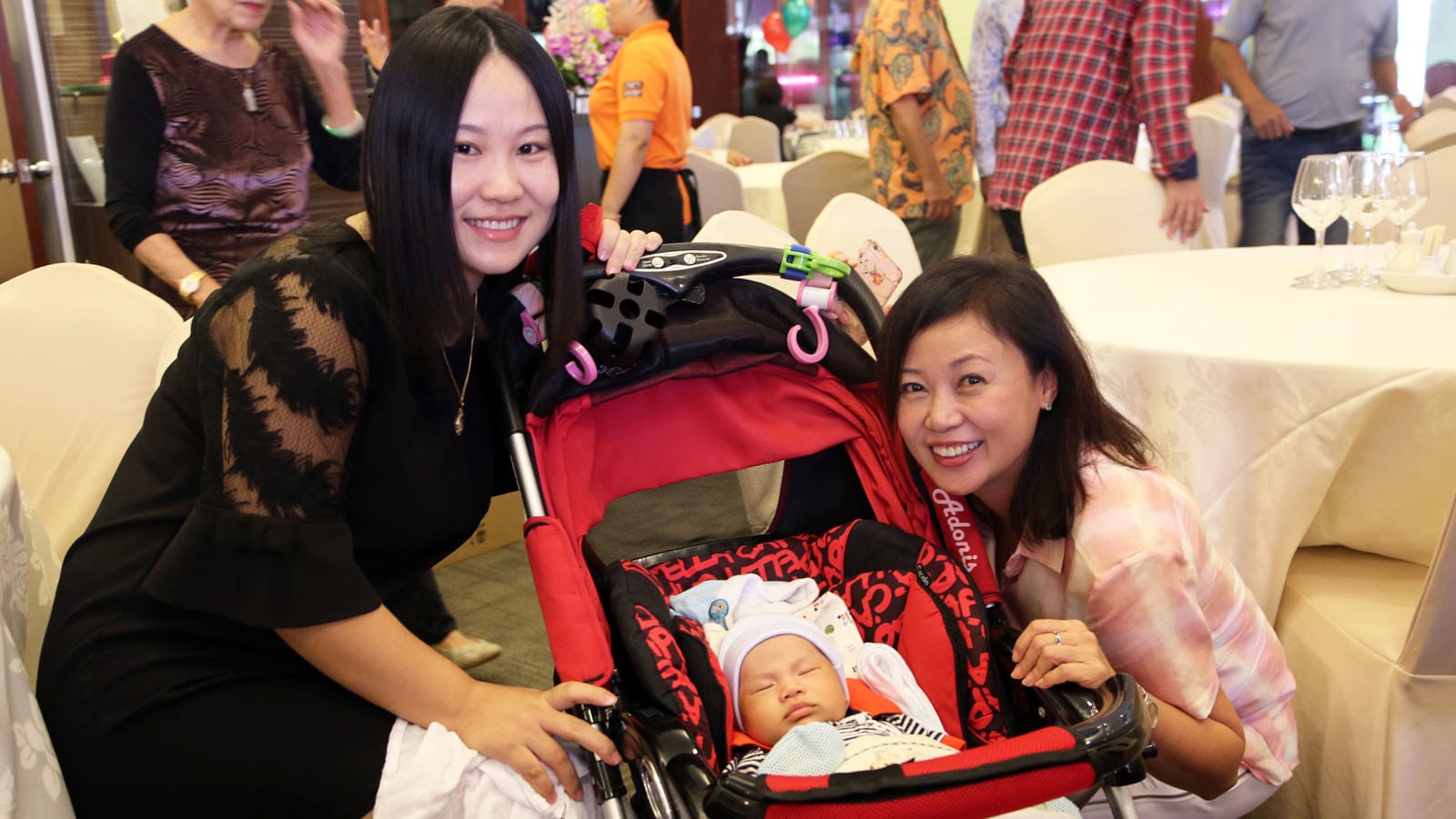 Chen Tian Wen celebrates his son’s first month - 8days