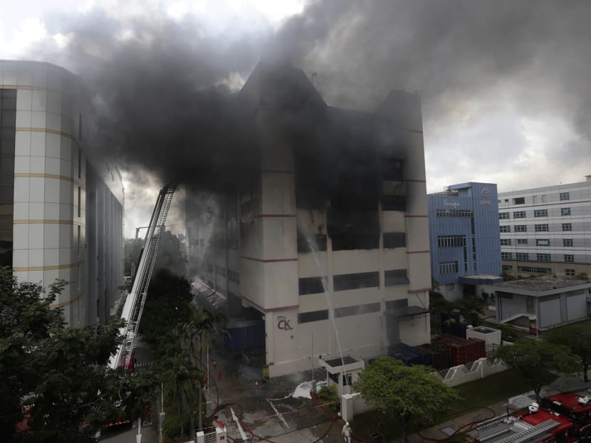 Huge fire breaks out at CK Building in Tampines - TODAY