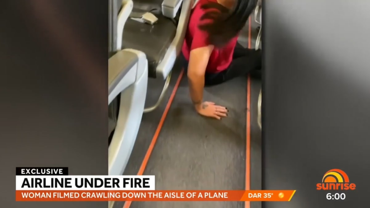 Jetstar passenger who flew from Singapore to Bangkok crawls down aisle ...