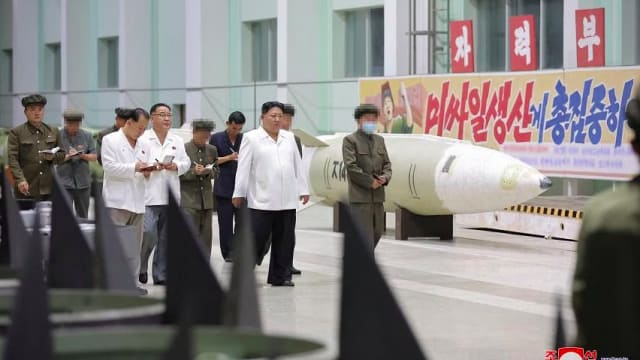 金正恩视察军工厂 对战术导弹扩大产能表示满意 - 8world