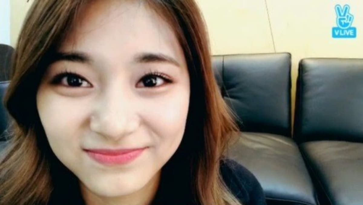 Twice′s Tzuyu Shares Life With Fans Through Personal Broadcast 8days