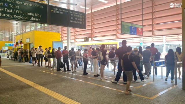 民众认为搭公共巴士比接驳巴士更方便 裕廊东前往市区路线乘客增多 - 8world