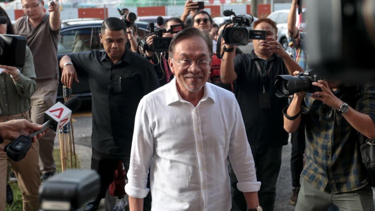 Anwar backs Dr M, says no need for DPM and Cabinet reshuffle - TODAY