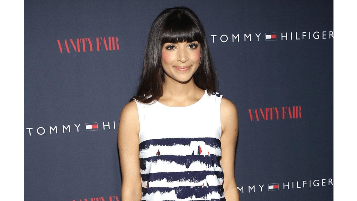 Hannah Simone pregnant and married - 8days