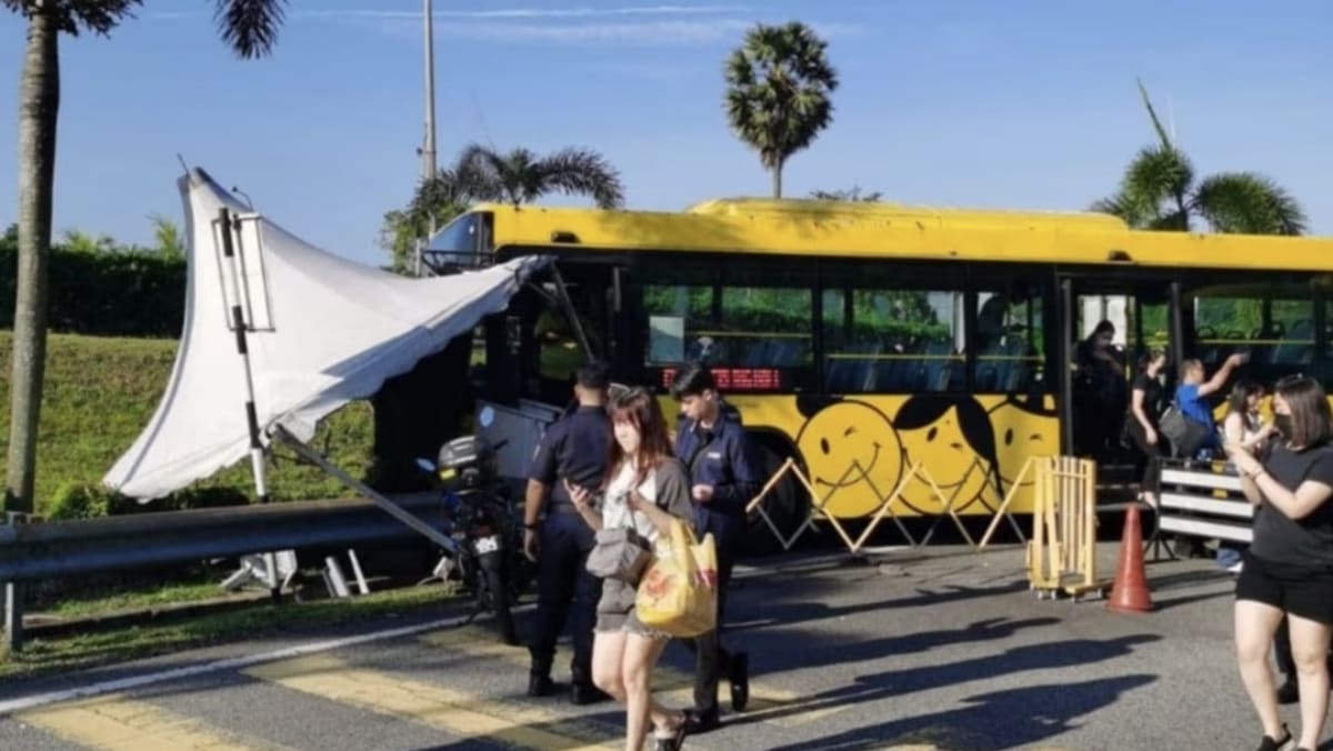 Bas bawa 11 penumpang rempuh pondok polis di LinKedua - BERITA Mediacorp