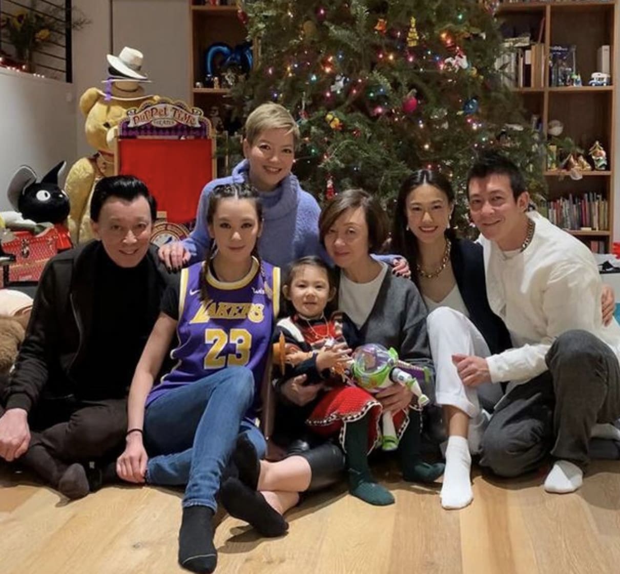 Photo Of Edison Chen’s Parents In The ‘70s Goes Viral - 8days