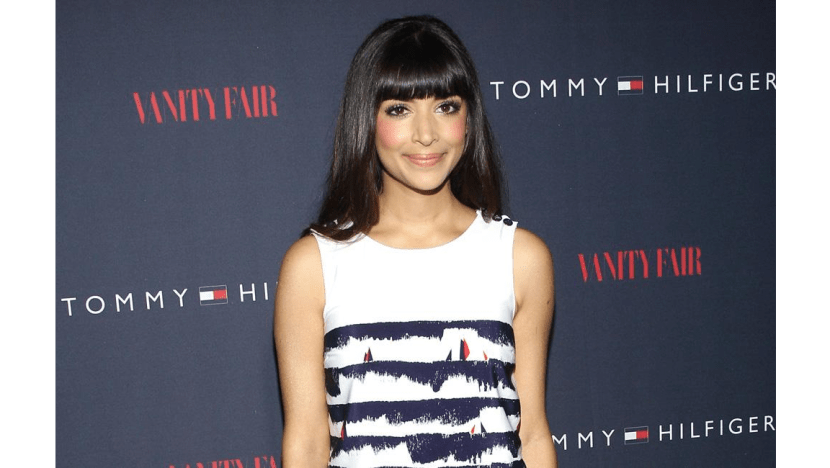 Hannah Simone pregnant and married - 8days