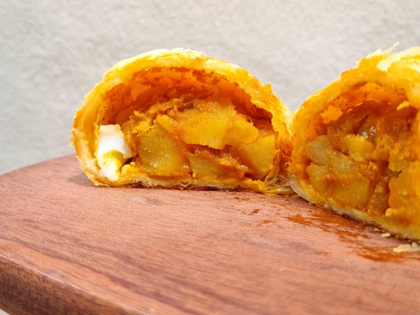 Hidden Gem Curry Puff Joint Sells Tasty Black Pepper Chicken & Apple ...