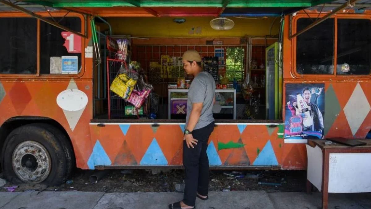 Bas lama ini berjaya diubah suai jadi kedai runcit; pikat ramai ...