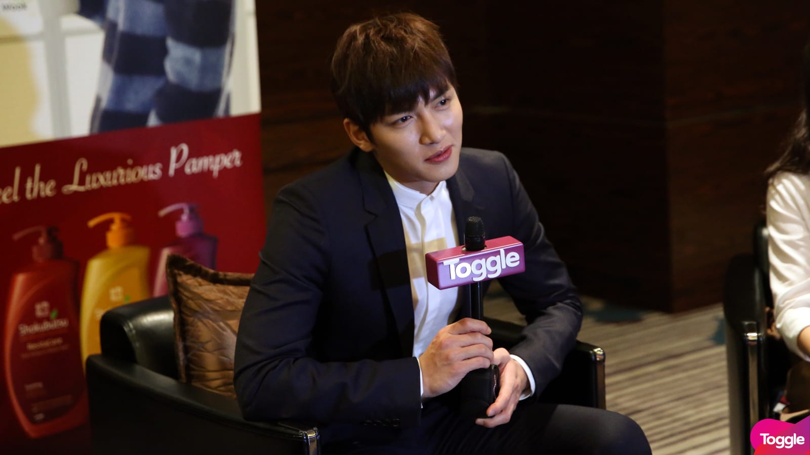 Talking scents and showers with Ji Chang Wook - 8days