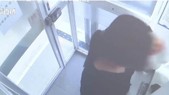 中国女子捡到银行卡 猜对密码取走逾7000新元 - 8world