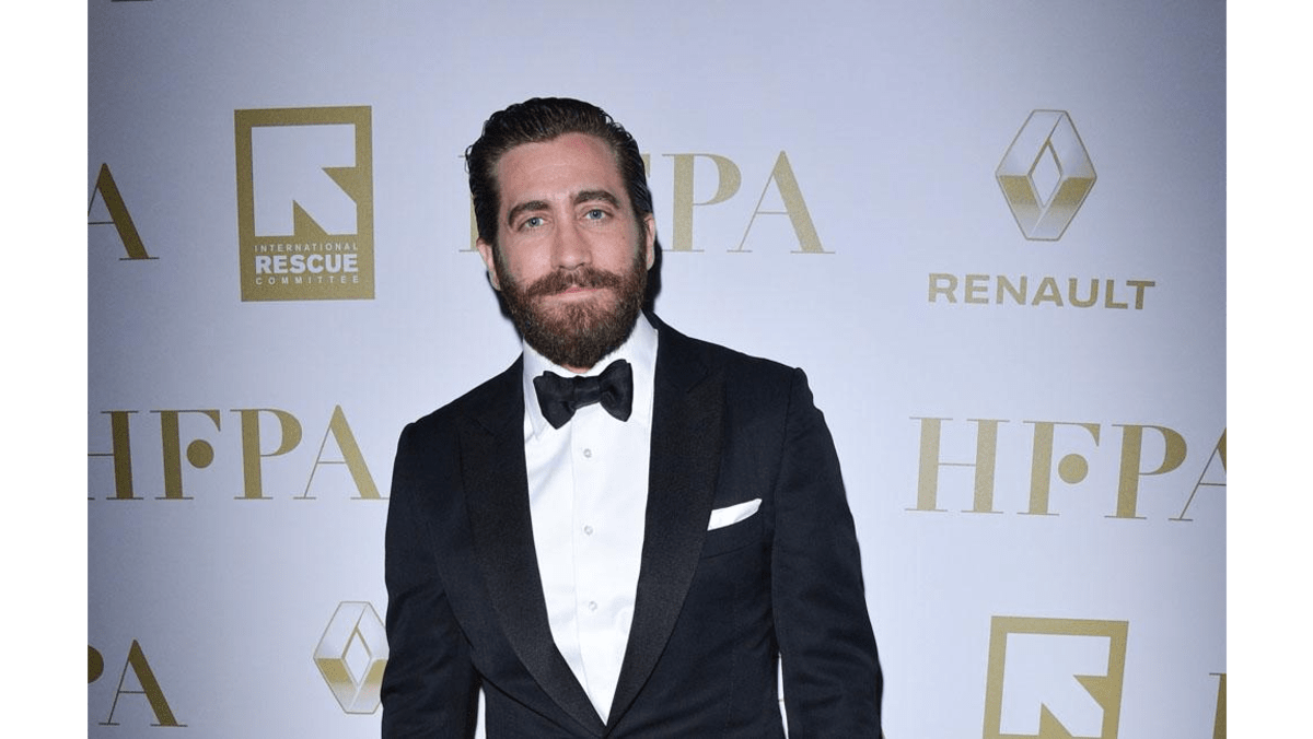 Jake Gyllenhaal Loves His Own Pictures 8days