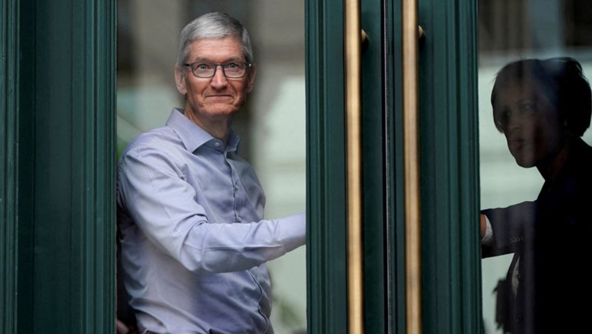 ISS urges Apple shareholders to vote against CEO Cook's bonus - CNA