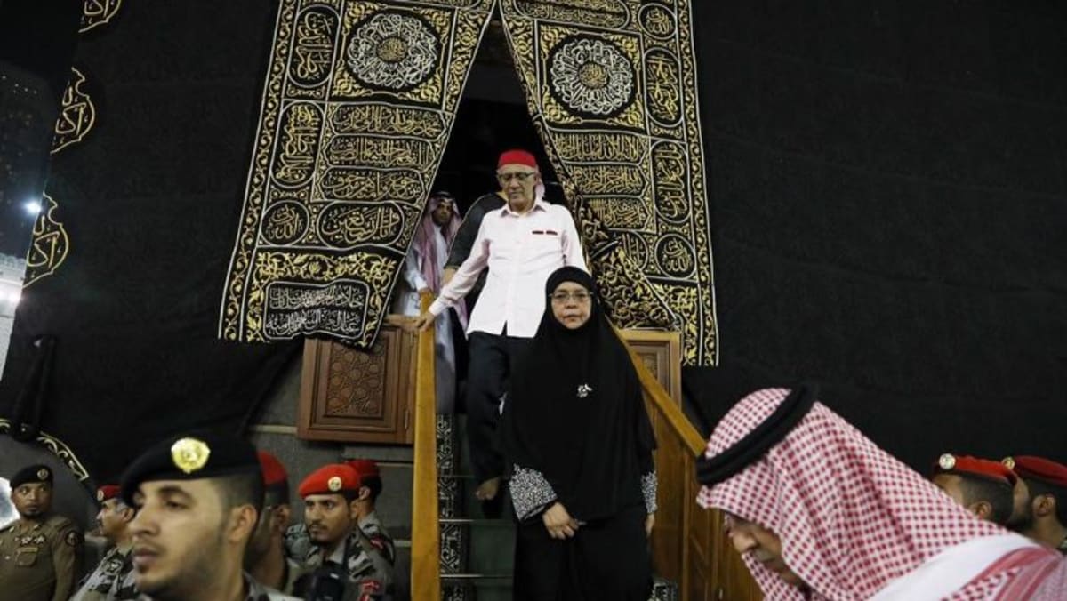 Presiden Halimah Yacob dibawa masuk ke dalam Kaabah, kunjungi makam ...