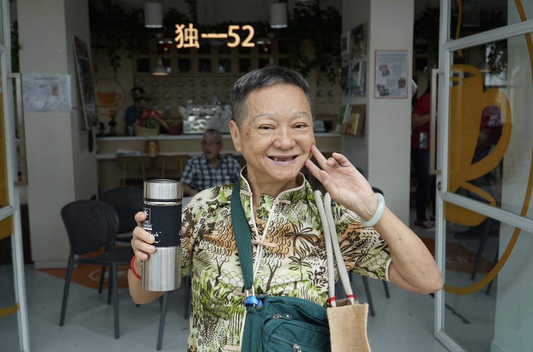 义工为低收入年长者缝制新衣 130件款式各异不怕撞衫 - 8world