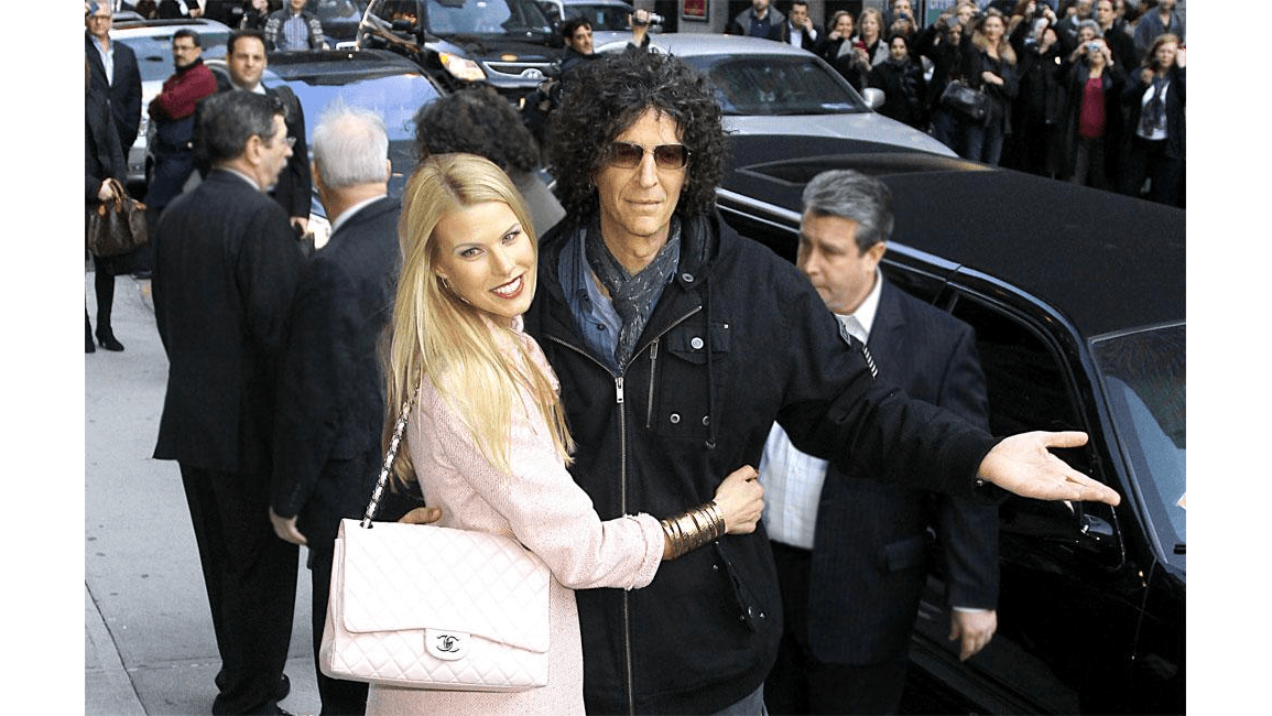 Howard Stern re-marries wife Beth - 8days