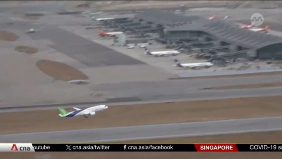 Chinese manufacturer shows off C919 with a fly-by of Victoria Harbour | Video - CNA
