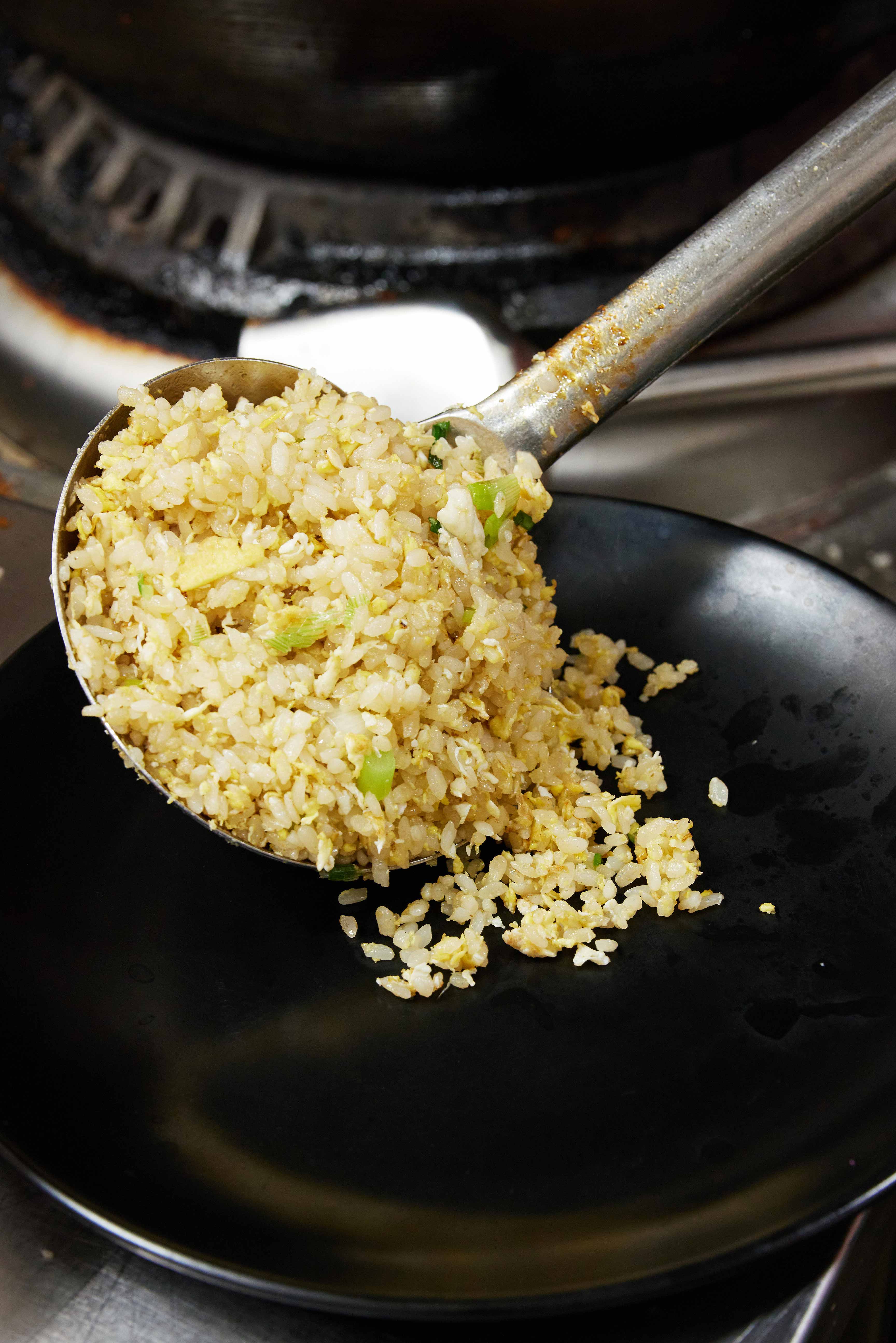 1-Hour Queue At ‘International’ Fried Rice Hawker Stall, Chinese Mala ...