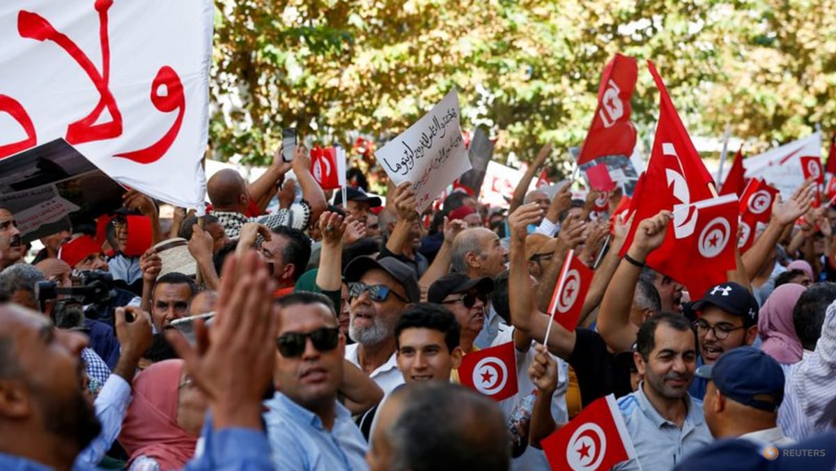Tunisia police clash with protesters, the second night of protests - TODAY Tunisia police clash with protesters, the second night of protests - TODAY