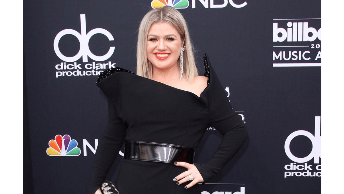 Kelly Clarkson reunites with Simon Cowell at Billboard Music Awards - 8days