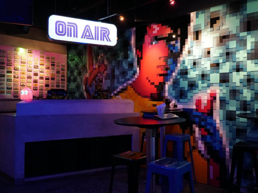 Retro club brings back the '80s with courtesy campaign - TODAY