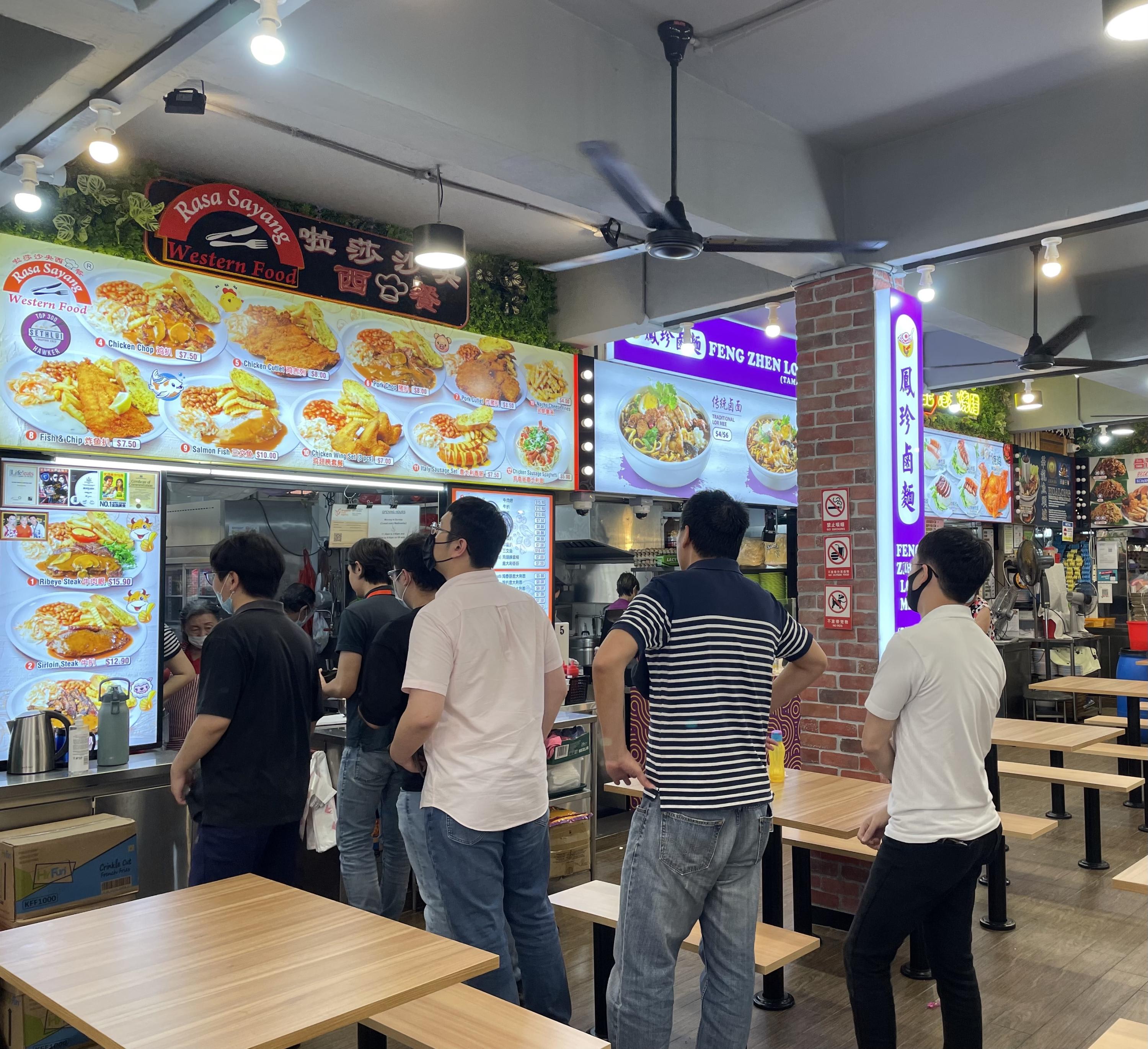 咖啡店西餐档老板员工全是老人 年纪最大75岁 - 8world