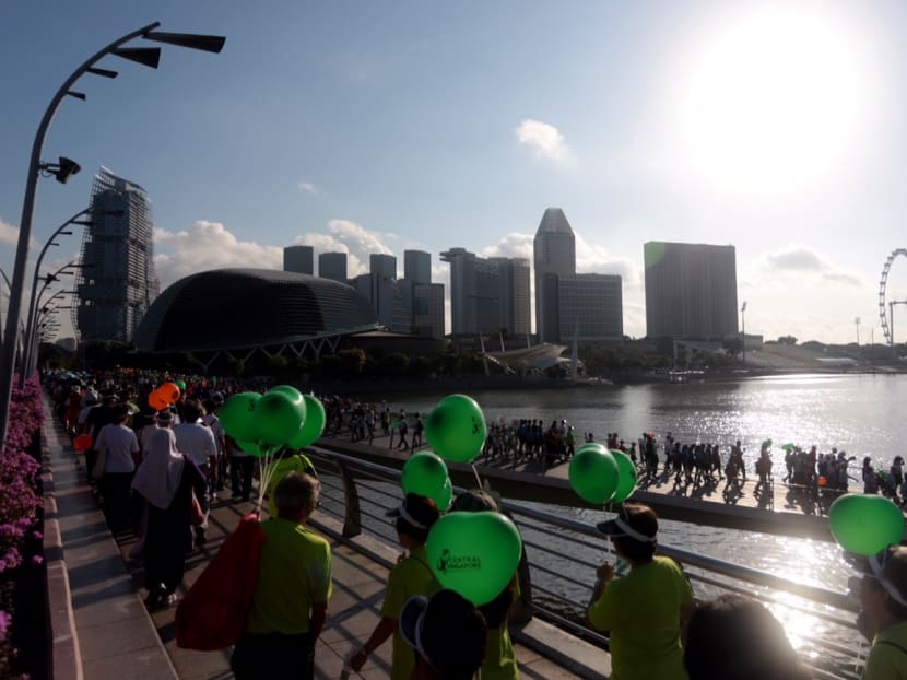 5,000 Singaporeans celebrate SG50 with brisk walk around Marina Bay - TODAY