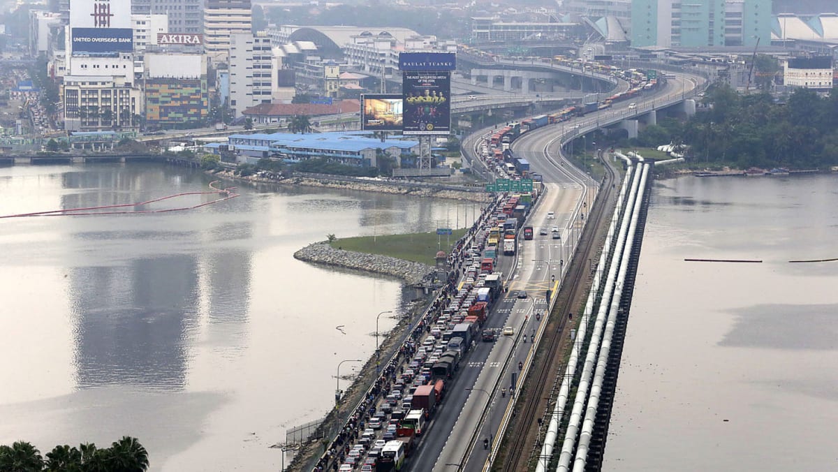 Heavy outbound traffic at Woodlands, Tuas checkpoints - TODAY Heavy outbound traffic at Woodlands, Tuas checkpoints - TODAY
