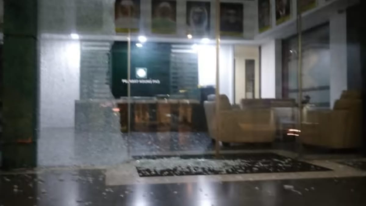 Suspek baling batu di pejabat PAS pusat diberkas, berada di bawah ... Suspek baling batu di pejabat PAS pusat diberkas, berada di bawah ...