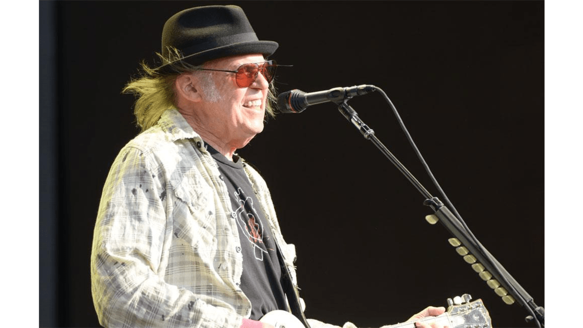 Neil Young and Bob Dylan wow Hyde Park crowd - 8days