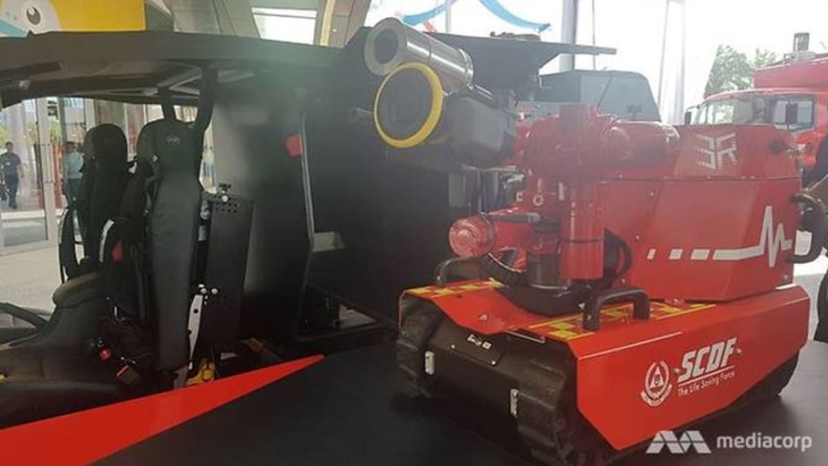 SCDF dedah beberapa prototaip robot, mungkin digunakan bagi pertingkat ...