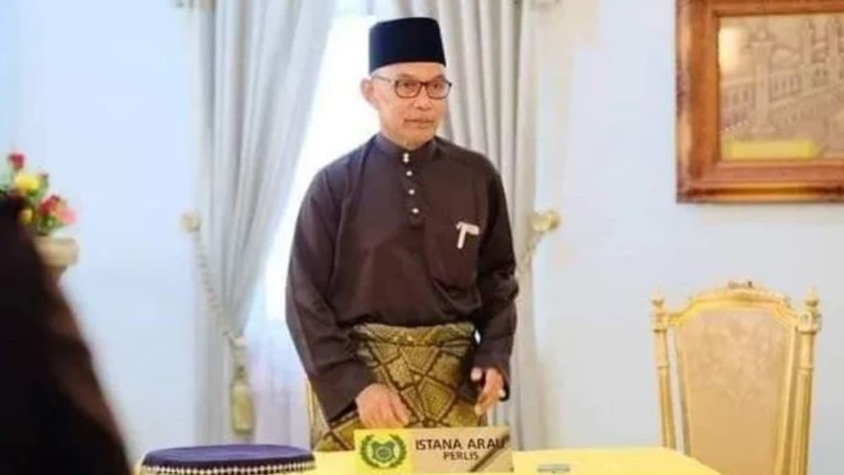 Mohd Shukri mulakan tugas sebagai Menteri Besar Perlis - BERITA Mediacorp Mohd Shukri mulakan tugas sebagai Menteri Besar Perlis - BERITA Mediacorp