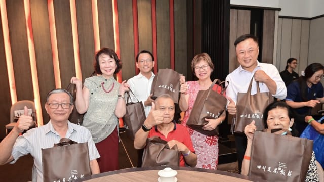 中区社理会与120名年长者欢庆中秋 - 8world