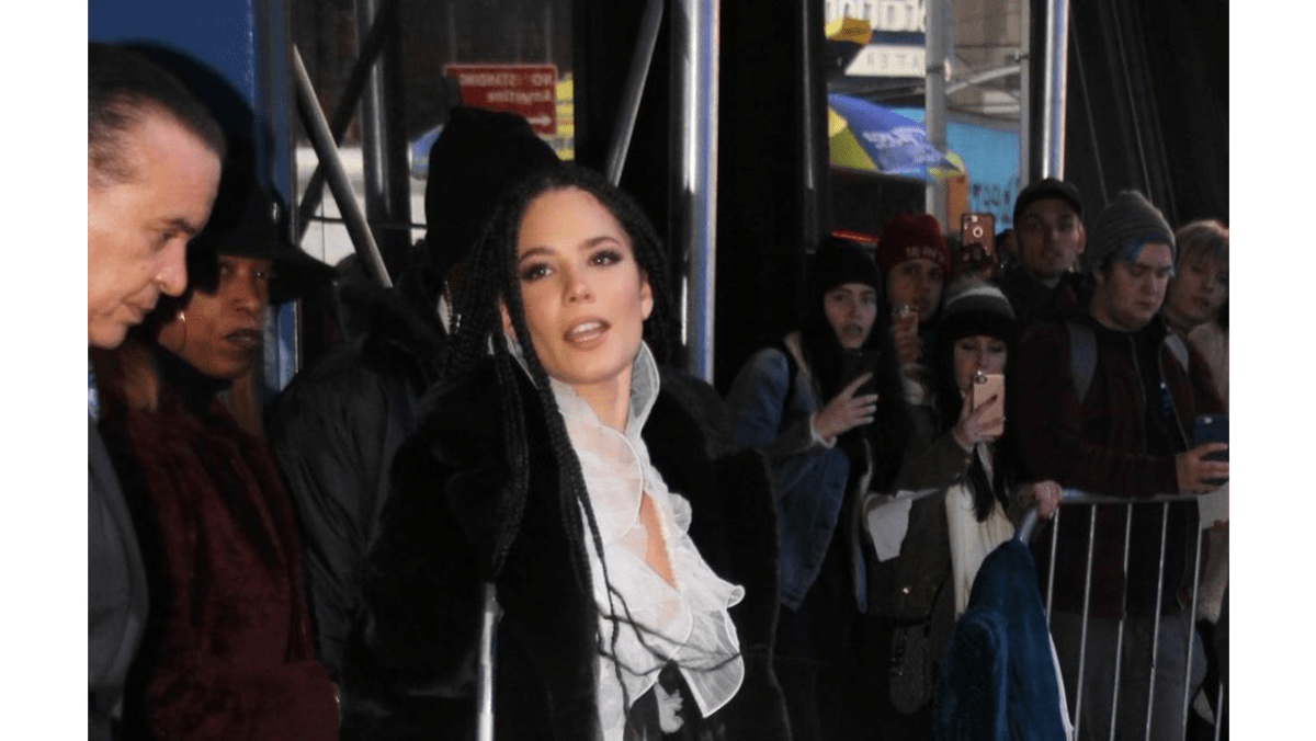 Halsey has broken foot - 8days