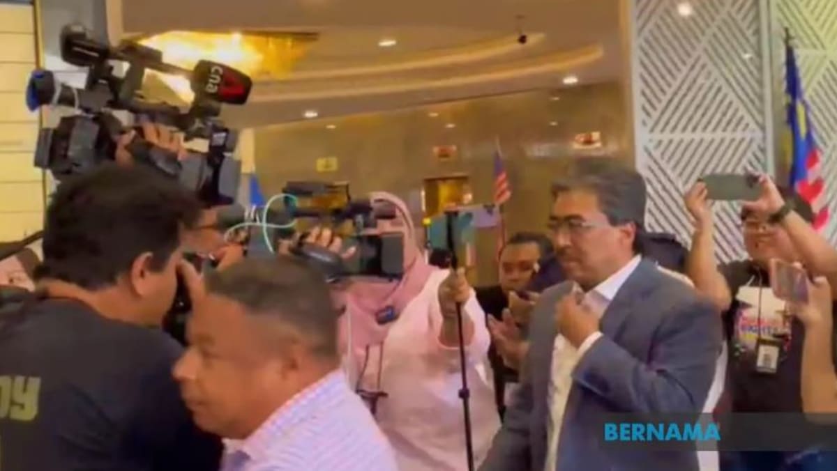 Ahli Parlimen BN bermesyuarat tentukan pendirian sokong PH atau PN ... Ahli Parlimen BN bermesyuarat tentukan pendirian sokong PH atau PN ...
