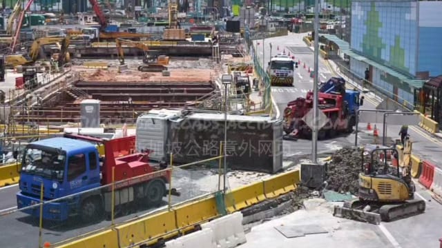 自卸卡车在玛丽蒙路打滑翻覆 50岁司机送院 - 8world