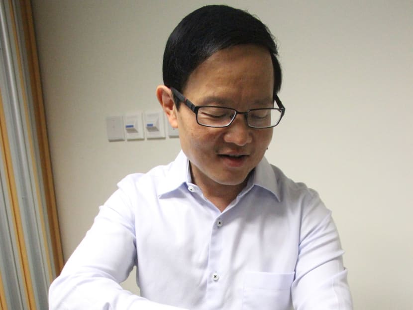 NUS scientists develop new liquid-based tactile sensors - TODAY NUS scientists develop new liquid-based tactile sensors - TODAY