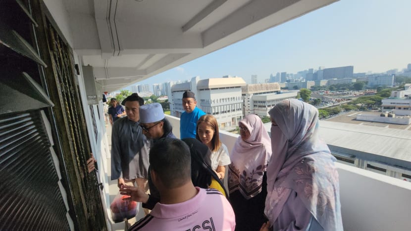 Alumni Madrasah Aljunied, relawan M³ Jalan Besar agih bubur kepada penduduk Geylang Bahru ...