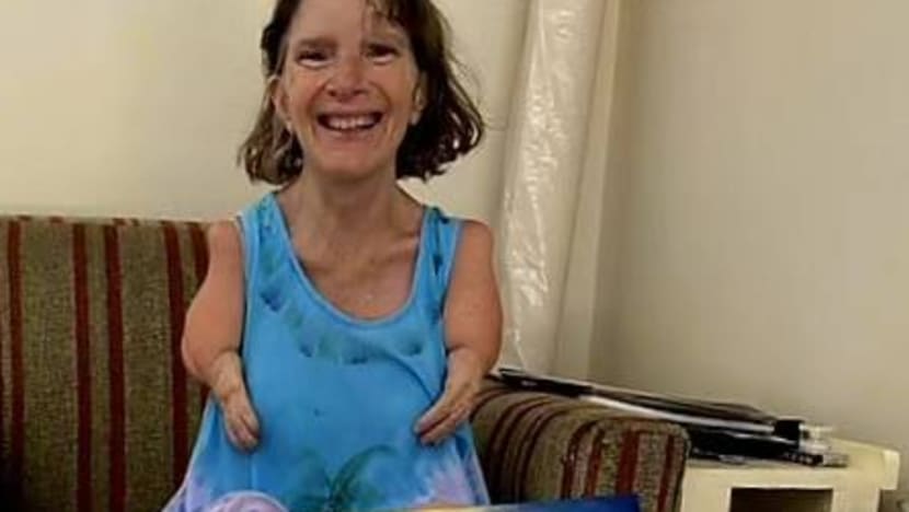 "கால்களால் ஓவியம் வரையும் நேரம்...என் வலியை உணராத நேரம்" - Seithi Mediacorp