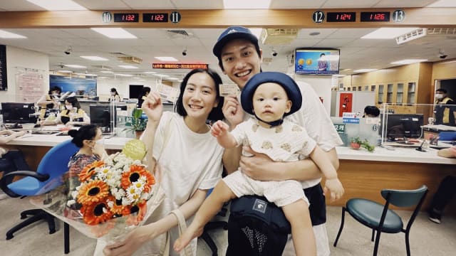 女儿1岁生日注册结婚 范少勋喜晒三口全家福 - vibes by 8world