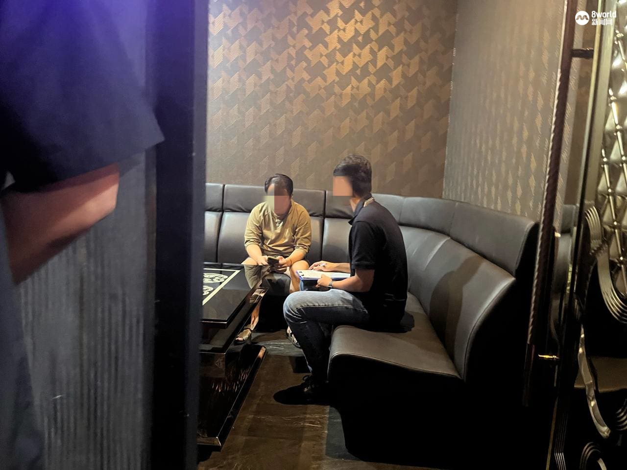 KTV陪酒女还脱衣？ 十名女郎被逮捕 - 8world