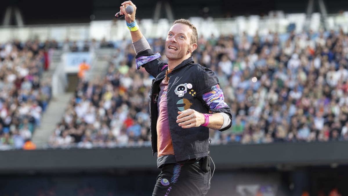 Coldplay Earns Praise At Tokyo Concert For Granting Song Request By Fan ...