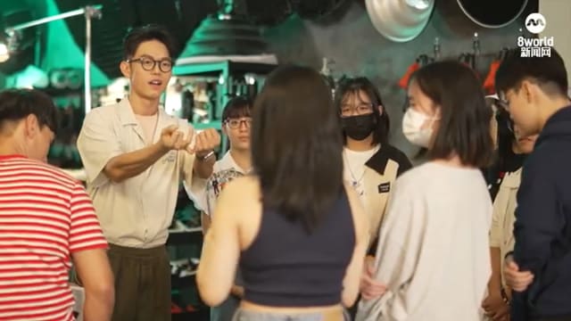 理解问答：学生观摩《前线开讲》制作过程 - 8world